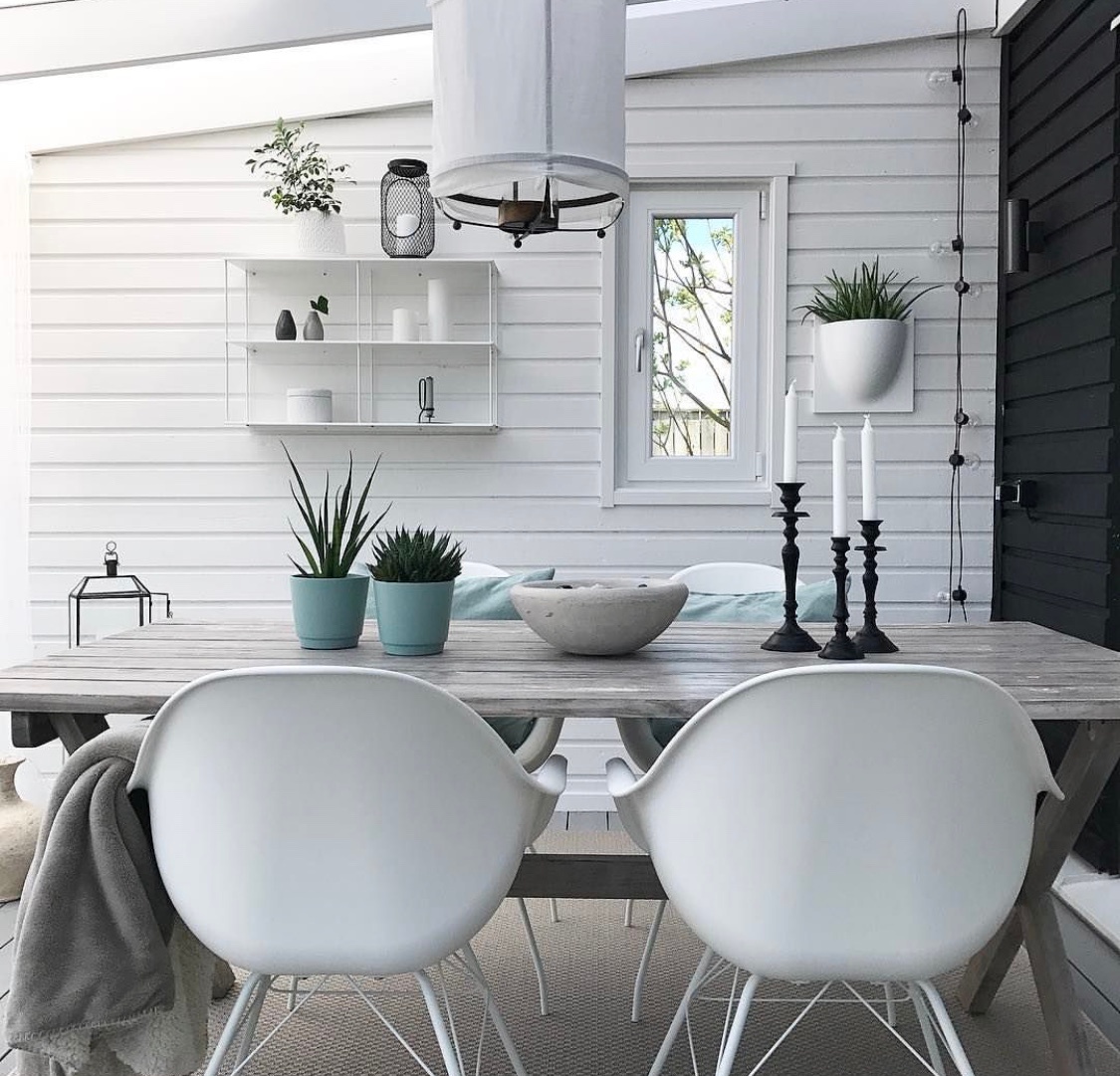 Panelvägg och fönster – häng med till inredarens uterum